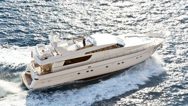 €200,000 price drop on motor yacht Komboloi at YPI